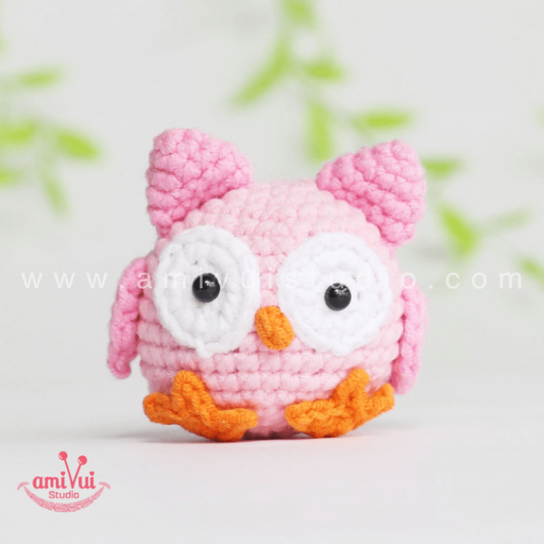 Tiny amigurumi owl keychain free crochet pattern - Amivui Studio