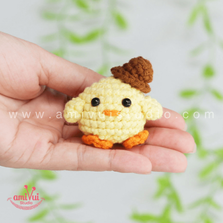 Tiny chicken keychain free amigurumi crochet pattern - Amivui Studio