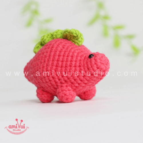 Amigurumi pink Dinosaur keychain free crochet pattern - Amivui Studio