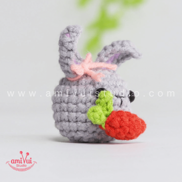 Rabbit with carrot keychain free amigurumi crochet pattern - Amivui Studio