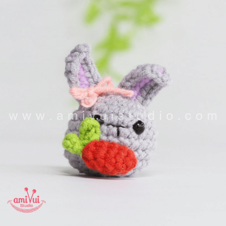 Rabbit with carrot keychain free amigurumi crochet pattern - Amivui Studio