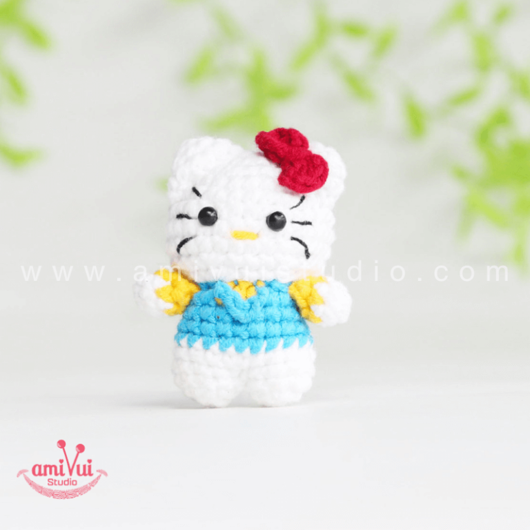 Hello Kitty keychain free amigurumi crochet pattern - Amivui Studio