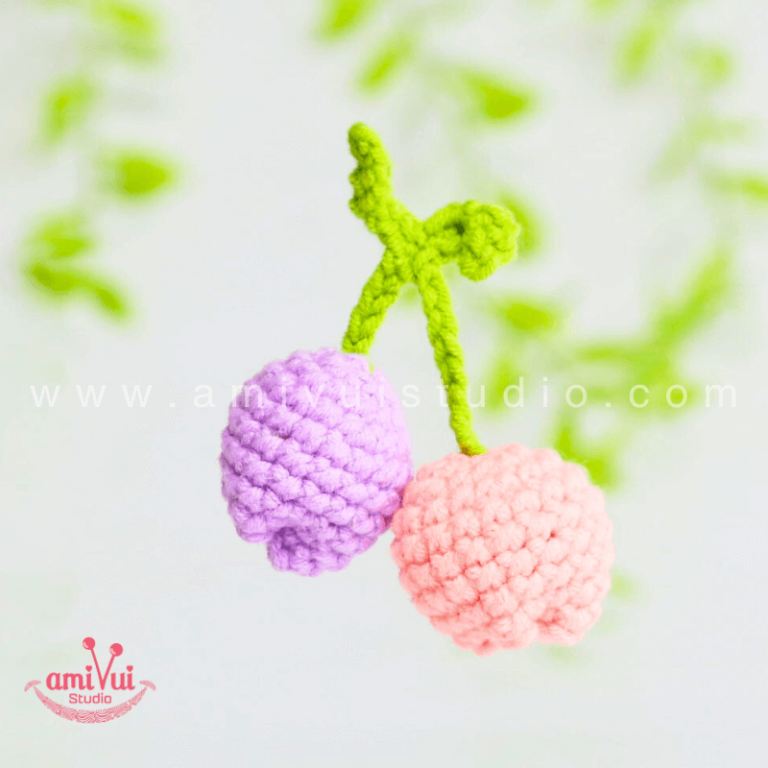 Tulip flower keychain free amigurumi crochet pattern - Amivui Studio